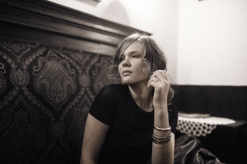 Finská písničkářka Julia Adal opěvuje pražské Vršovice | Hudební ...